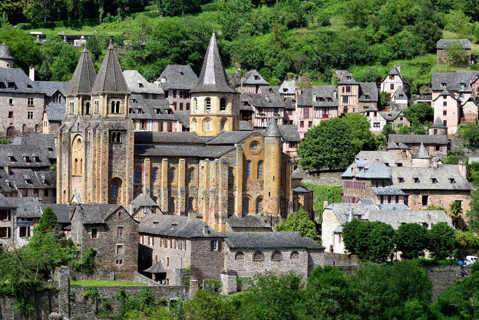Conques, village médiéval dans un écrin de verdure en Aveyron - Grizette